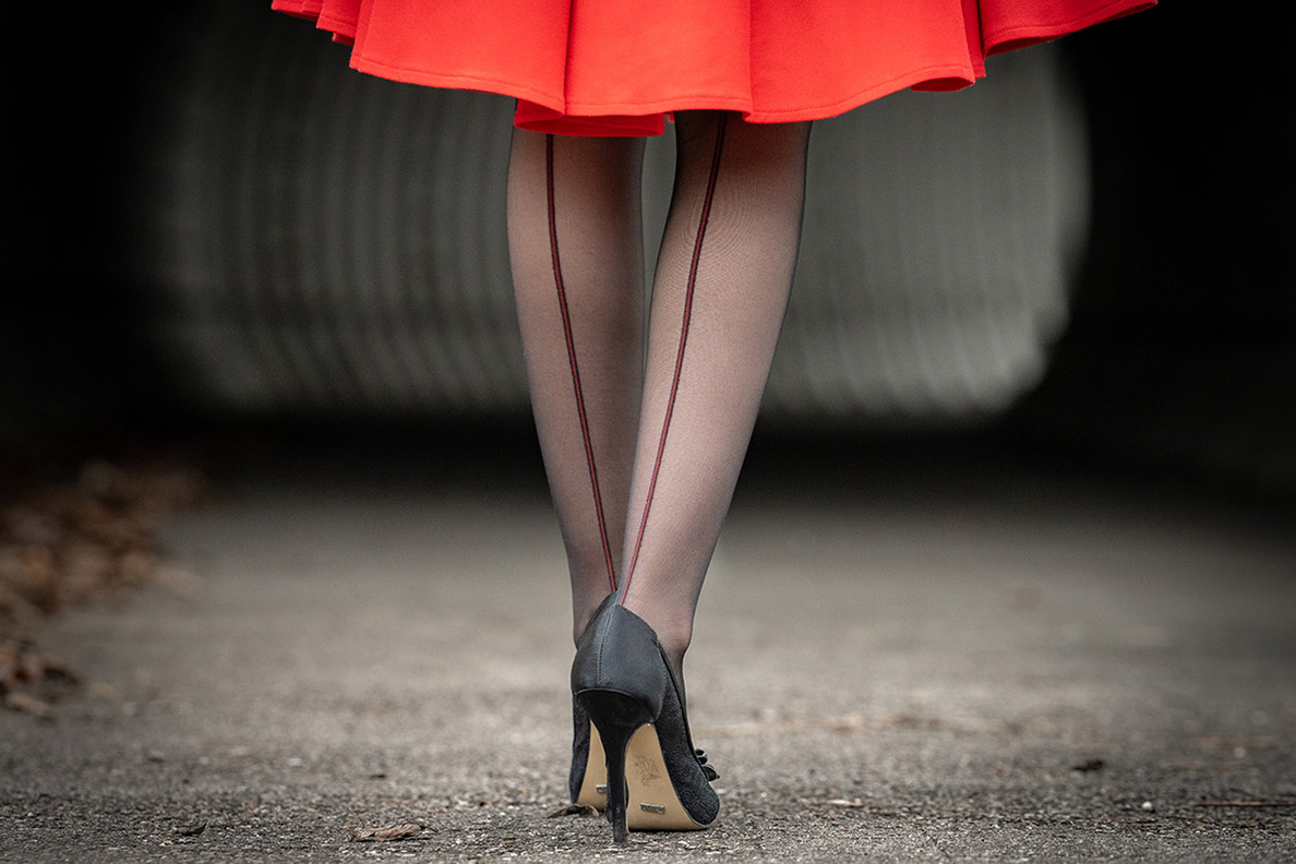 Die schönsten Strümpfe mit roter Naht & wie Du sie stylst - RetroCat